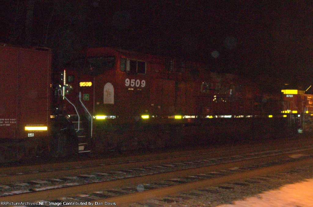 CP AC44CW 9509 trails on K040-29